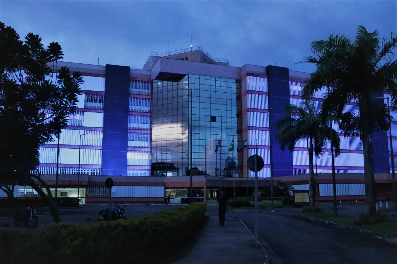 JFAL - JFAL é iluminada de azul em apoio ao mês de conscientização do ...